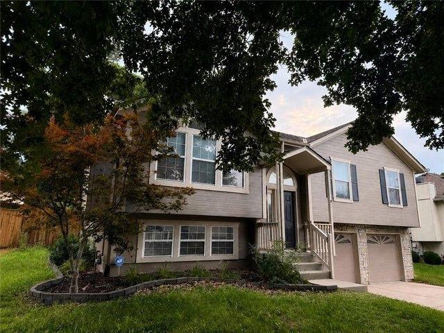 524 NE Topaz Dr, Lee's Summit, MO 64086