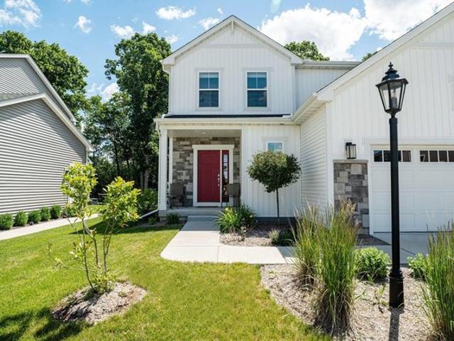 524 Wild Oak Rd, Hartland, WI 53029