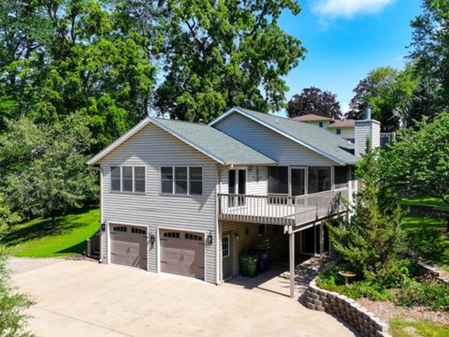 524 Tower Rd, Clinton, IA 52732