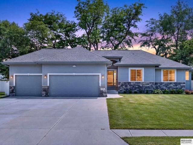5255 Waterford Avenue Cir, Papillion, NE 68133