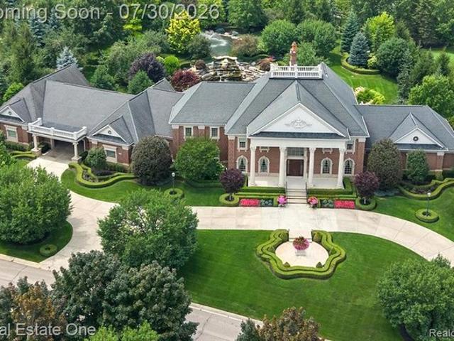 5250 Orchard Ridge Dr, Oakland Township, MI 48306