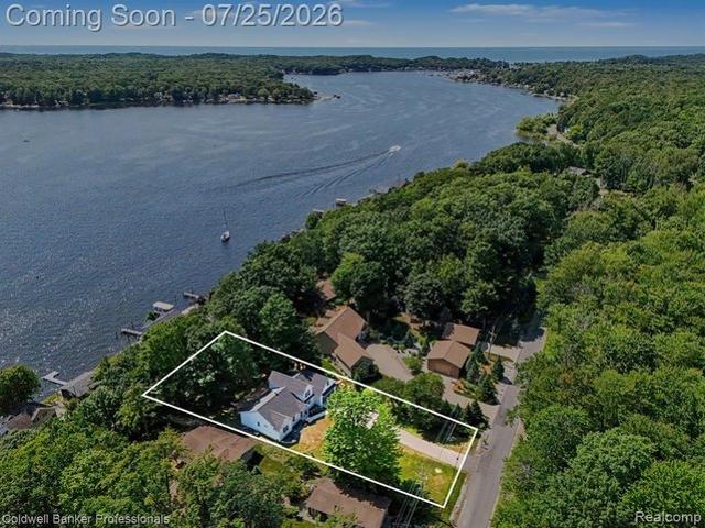 5253 W Lakeview Dr, Pentwater, MI 49449