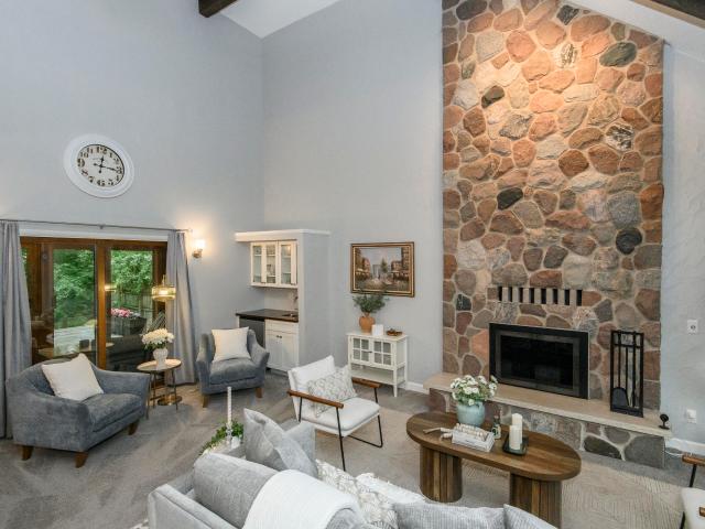 5253 W Woodland Dr