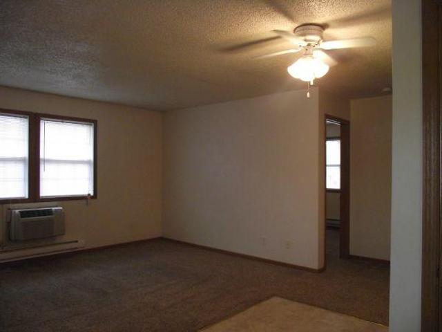 $525 / 2br available now lacroose