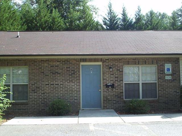 $525 / 2br FIRST MONTH FREE,CONDOMINIUM, HANDICAP ACCESSIBLE Hickory, NC map