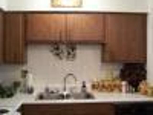 $525 / 2br 850ft² Spring On In! 2 Bed/ Garden