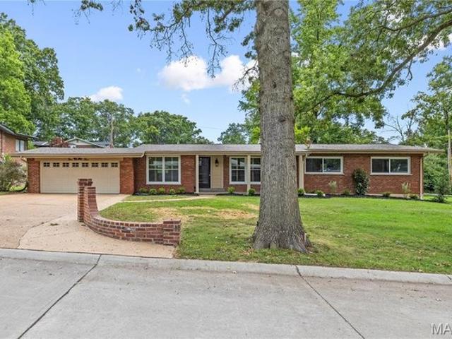 525 Beaucaire Dr, Saint Louis, MO 63122