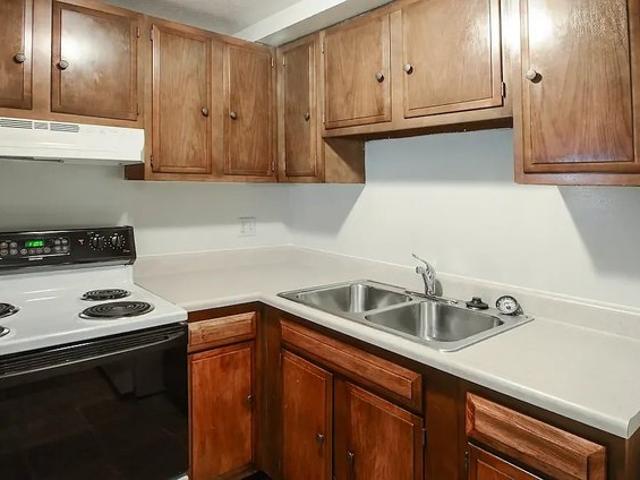 525 Georgetown Ave, Elyria, OH 44035