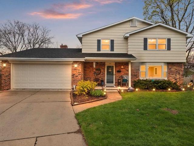 525 E Briar Ln, Green Bay, WI 54301