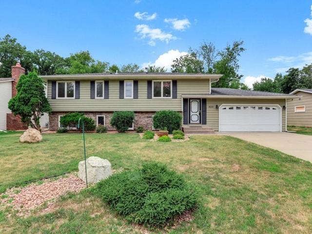 525 Lakewood Dr S, Maplewood, MN 55119