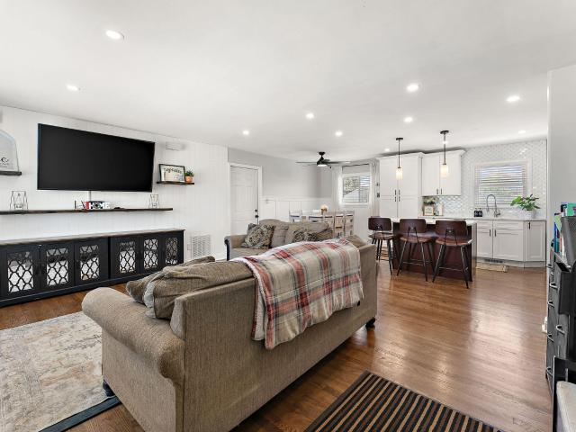 525 W 56th Place