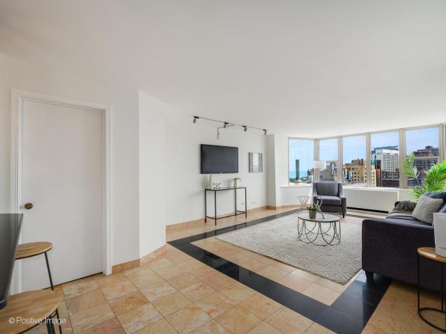 525 W Hawthorne Place # 2207