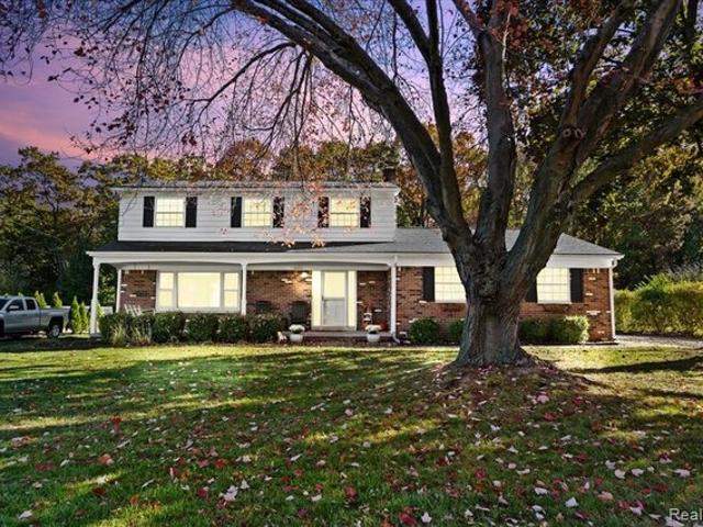 5265 Greenfield Rd, Brighton, MI 48114