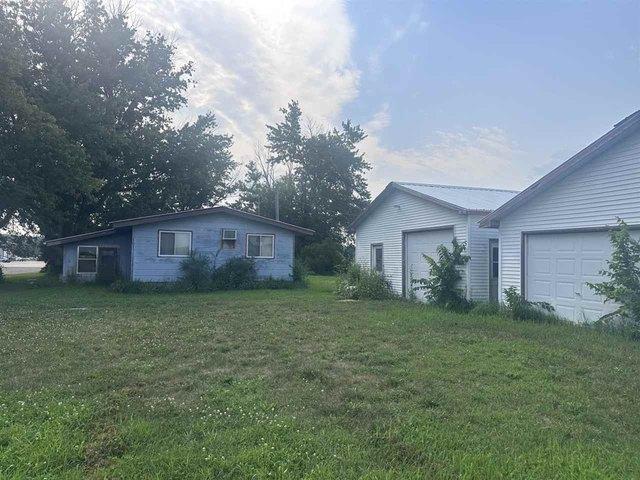 5266 Oakcrest Hill Rd SE, Riverside, IA 52327