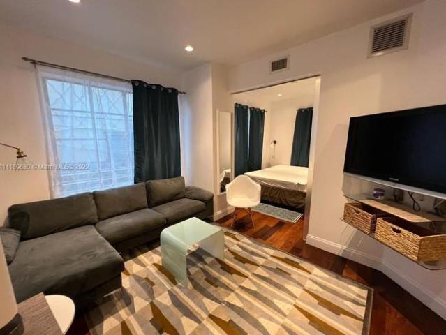 526 15th St #8 Miami Beach, FL 33139