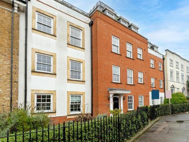 526 534, High Road IG8, 2 bed flat to rent, £1,750 pcm | PrimeLocation