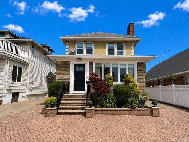 526 Beach 132nd St, Belle Harbor, NY 11694