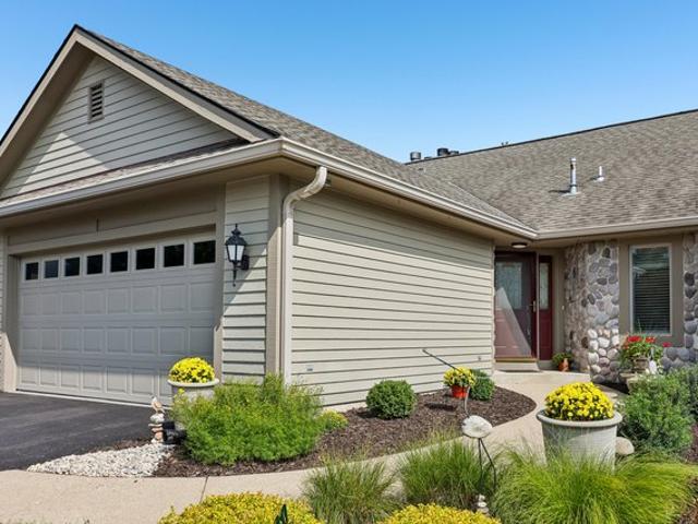 526 Oak Ridge Dr, Hartland, WI 53029