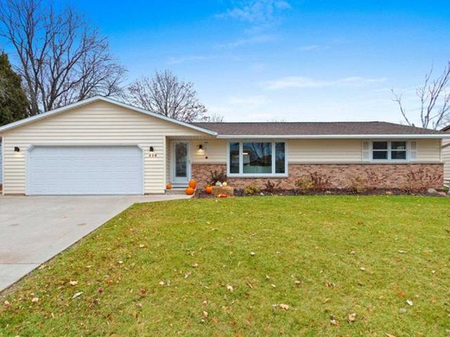 526 Lorraine Ln, Green Bay, WI 54311