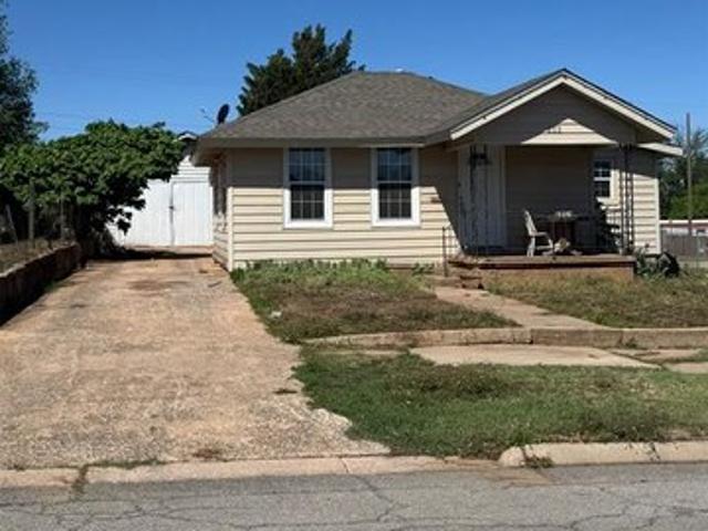 526 N 7th St, Clinton, OK 73601