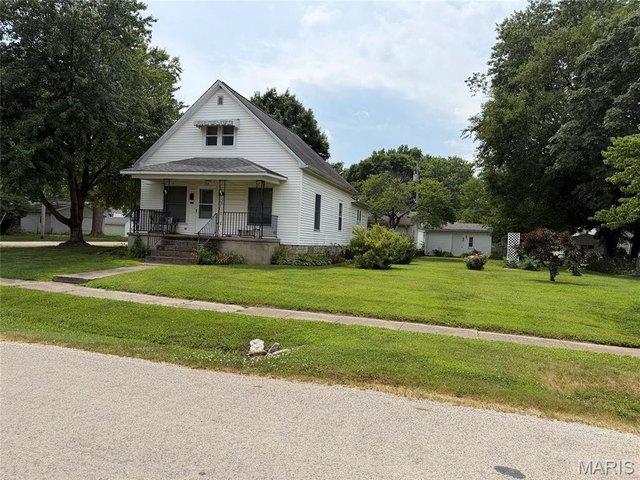 526 Sanford Ave, Nokomis, IL 62075