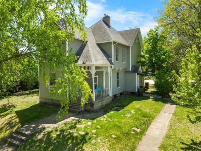 526 W 8th St, Cedar Falls, IA 50613