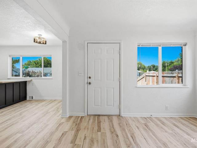 526 W Almond