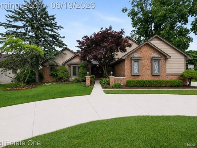 5277 Waterview Dr, West Bloomfield Township, MI 48323