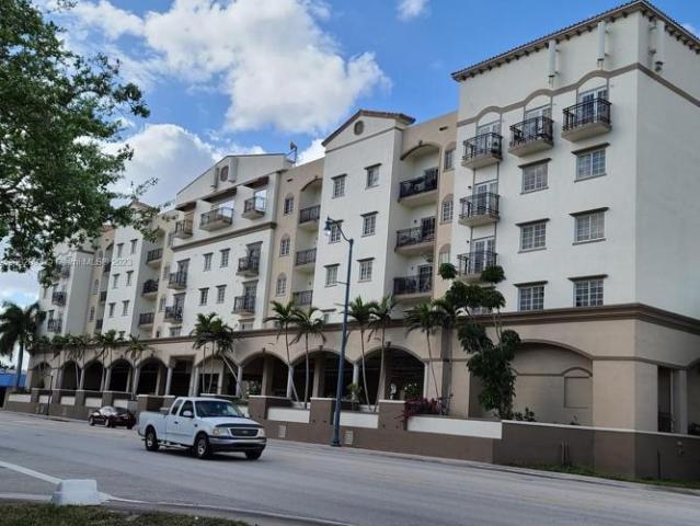 5271 8th St SW #408, Miami, FL 33134