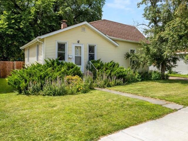 527 1st St N, Wahpeton, ND 58075