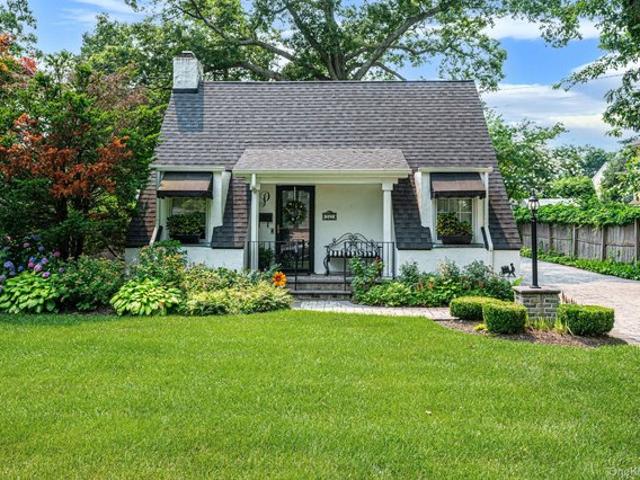 527 Brooklyn Blvd, Brightwaters, NY 11718