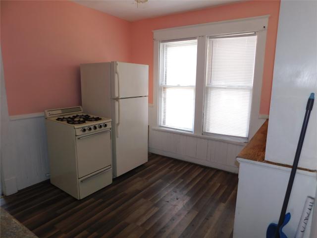 527 E 7TH Street