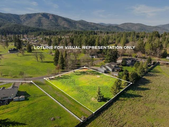 527 E Forks Cir, Cave Junction, OR 97523