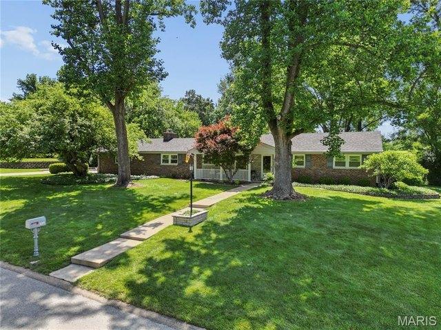 527 Fairways Cir, Creve Coeur, MO 63141