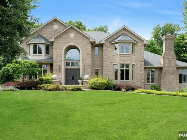 527 Lydia Ln, Wyckoff, NJ 07481