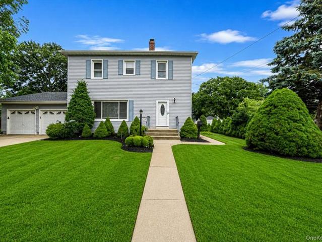 527 Milligan Ln, West Islip, NY 11795