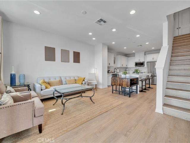 527 W Victor Ave