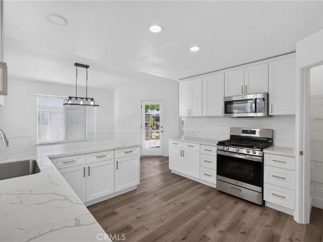 5285 W Dayton