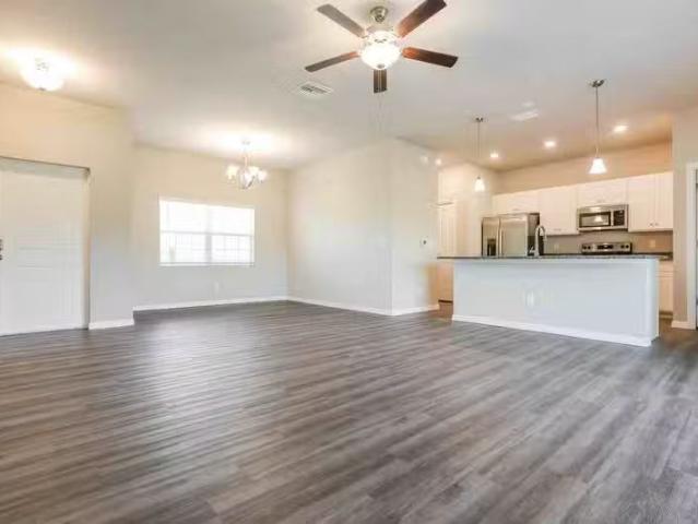 52802088 3919 N Chamberlain Blvd