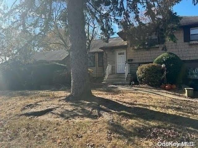 528 Canary Pl, North Babylon, NY 11703