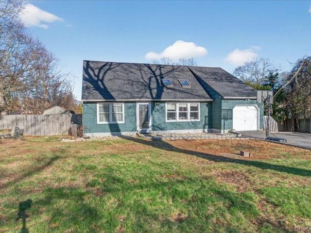 528 Lockwood Dr, Shirley, NY 11967