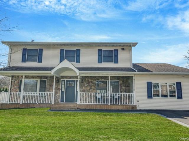 528 Mollie Blvd, Holbrook, NY 11741