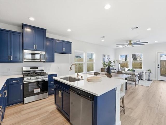 528 N 4th St, La Porte, TX 77571