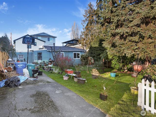 528 N 70th St, Seattle, WA 98103 | MLS #2504 | Compass