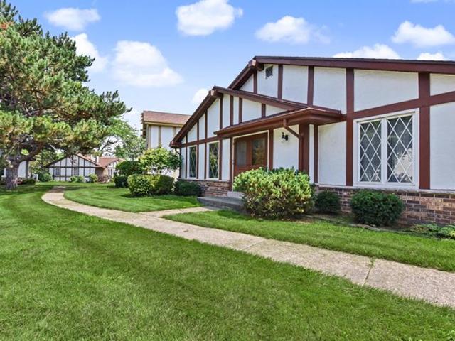 5297 Somerset Ln S, Greenfield, WI 53221