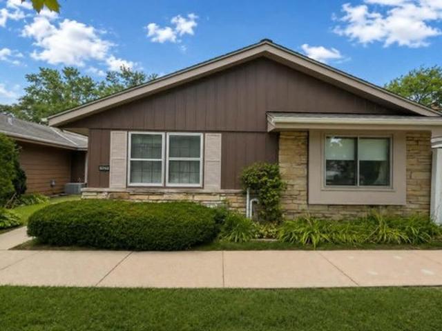 5292 Woodbridge Ln S, Greenfield, WI 53221