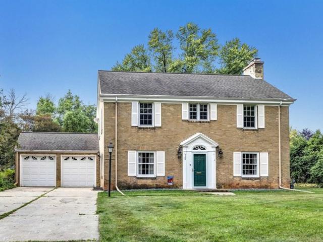 529 Arrowhead Dr, Green Bay, WI 54301