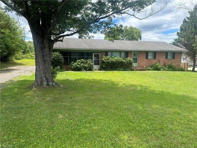 529 E Devon Dr, Mount Airy, NC 27030