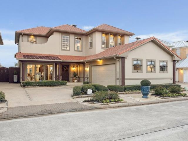 529 Southport Ln, Kemah, TX 77565