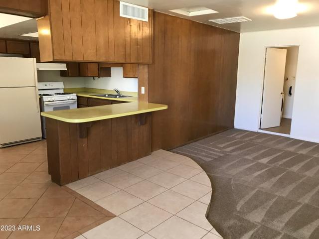 529 W 17TH Place